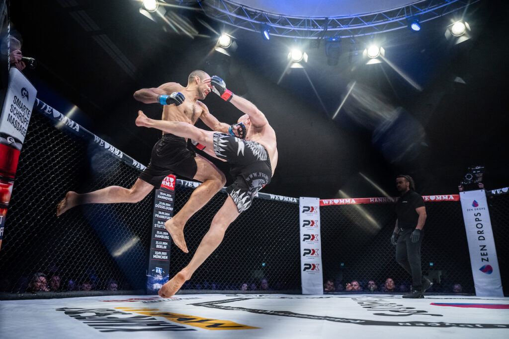 Krachende Action in Düsseldorf - die ersten sechs Kämpfe - WE LOVE MMA